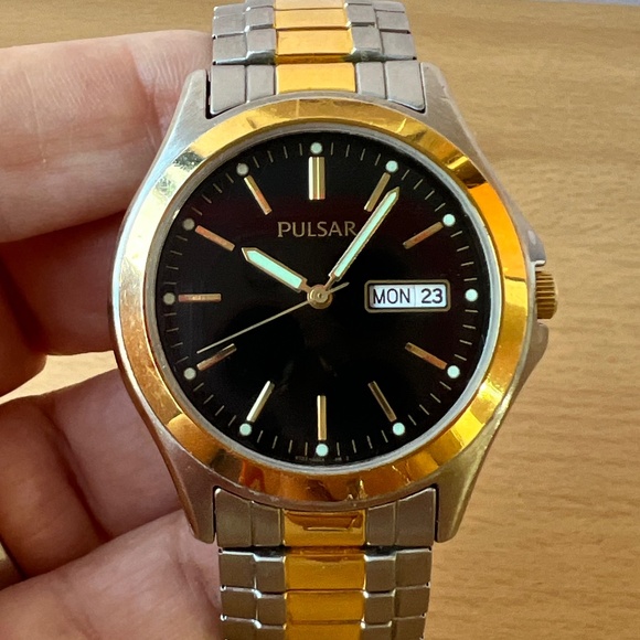 Pulsar | Accessories | Vintage Pulsar Daydate Black Dial Watch Stretchy ...